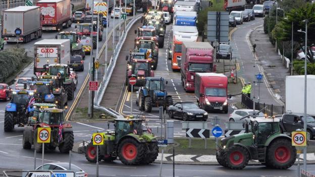 Kent farmers' tractor protest against inheritance tax - BBC News