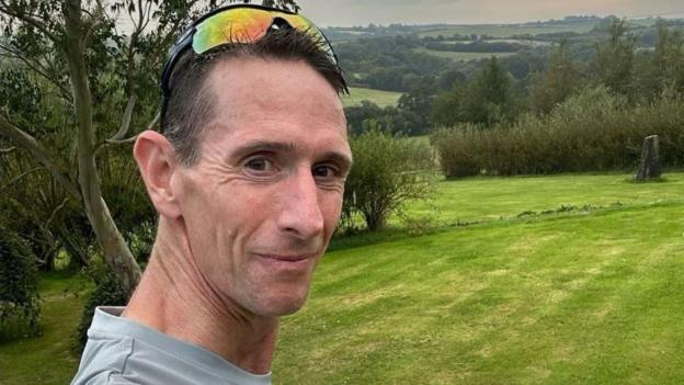 Devon cancer survivor runs 34 miles to thank Jeremy Clarkson - BBC News