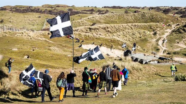 St Piran's Day celebrations take place across Cornwall - BBC News