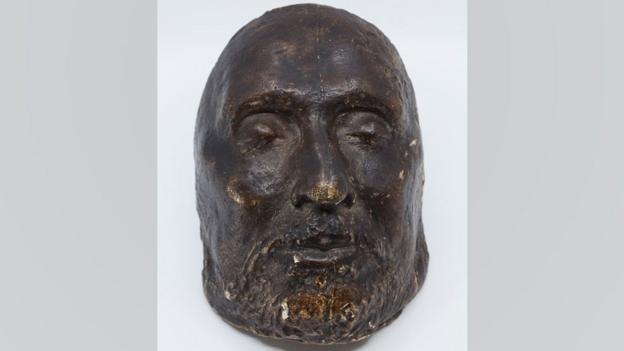 Huntingdon museum tells macabre story of Oliver Cromwell's head - BBC News