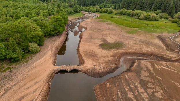 Sunken bridge reappears in dry spell at Llwyn-Onn reservoir - BBC News