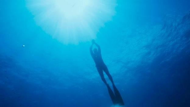 New record set for the deepest-ever freedive in history - BBC Newsround