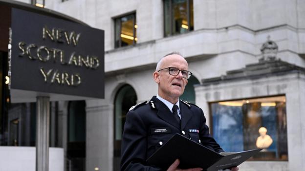 Met Police warns of cuts to workforce if funding falls short - BBC News