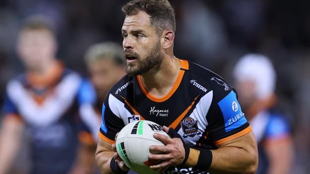 Aidan Sezer: Hull FC sign half-back on two-year deal - BBC Sport