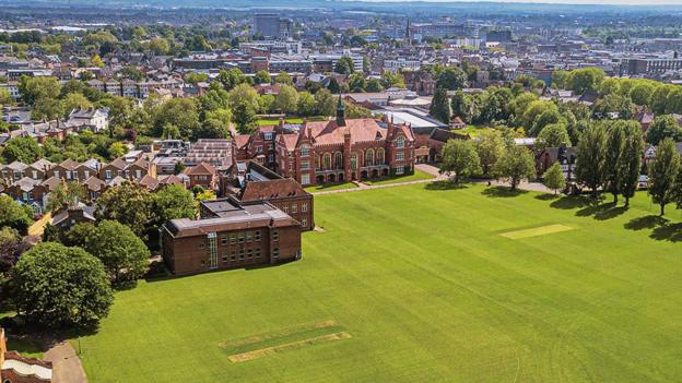 Bedford School to open offshoot for girls in India - BBC News