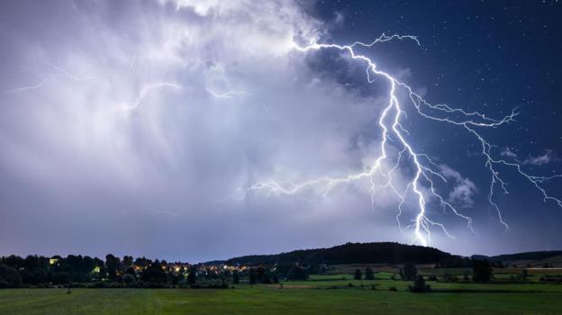 Longest lightning strike EVER recorded in the US - BBC Newsround