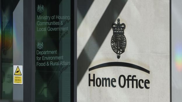 Home Office doubles time given to refugees to find accommodation - BBC News