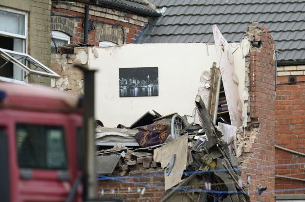 Worksop explosion: Probe continues after man dies in blast - BBC News