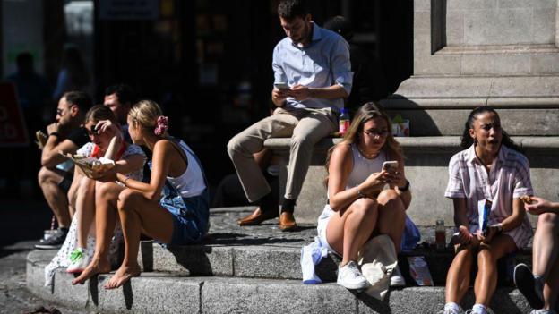 What is the UV index: Levels and tanning risks explained - BBC News
