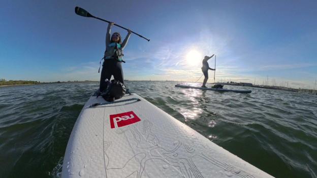 BBC reporter navigates River Hamble by paddleboard - BBC News