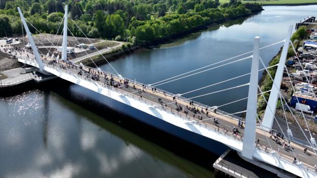 Renfrew Bridge reopens after mechanical fault - BBC News