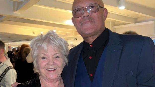 Brookside cast and crew celebrate reunion on ferry - BBC News