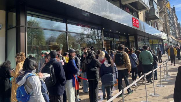 Queues from early hours as Uniqlo opens in Edinburgh - BBC News