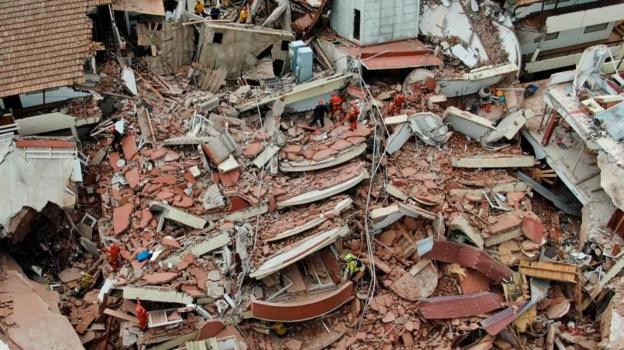 Rescuers search for hotel collapse survivors in Argentina - BBC News