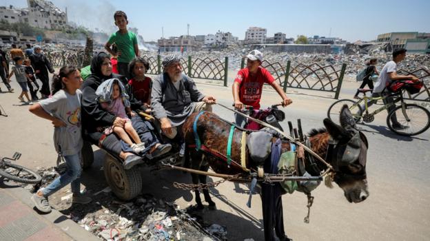 Gaza war: Palestinians flee Shejaiya amid Israeli bombardment - BBC News