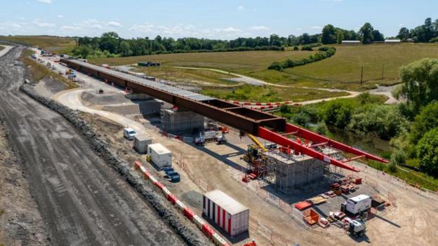 Work under way on new HS2 cycle bridge in Warwickshire - BBC News