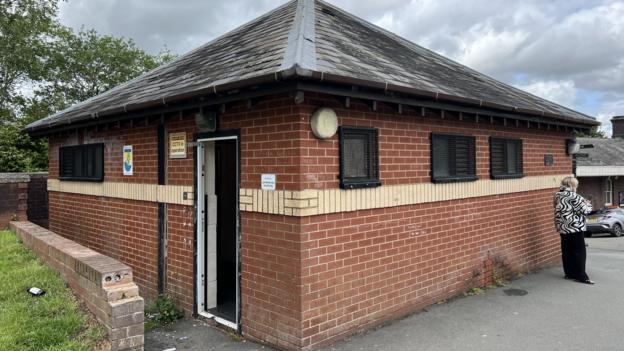 £500,000 i ailwampio toiledau cyhoeddus Powys - BBC Cymru Fyw