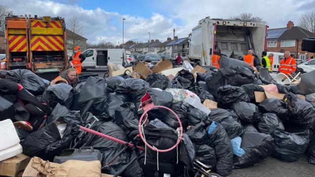 Bin workers across North Yorkshire to switch to four-day weeks - BBC News