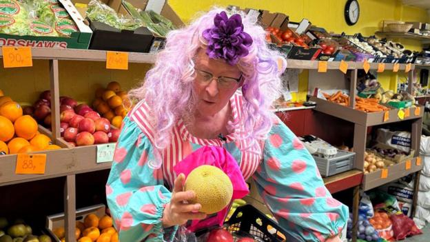 'Loud, brash and in your face' – how to be a pantomime dame - BBC News