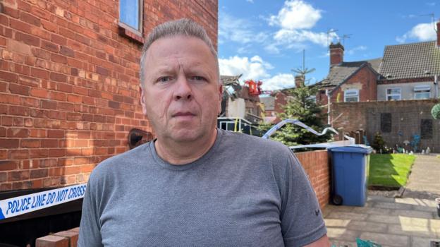 Worksop explosion: Probe continues after man dies in blast - BBC News