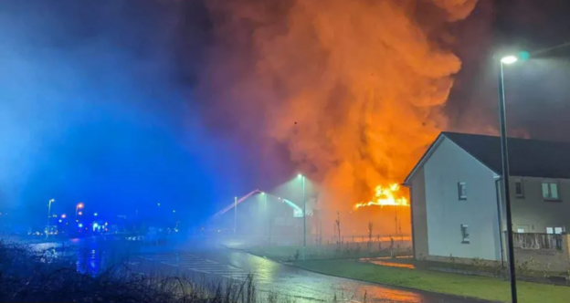 Fire crews tell Kilwinning residents not to be alarmed by smoke - BBC News