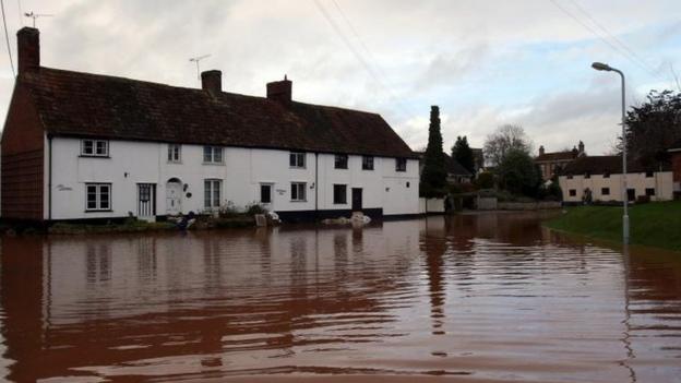 Hundreds of homes flooded as downpours continue - BBC News