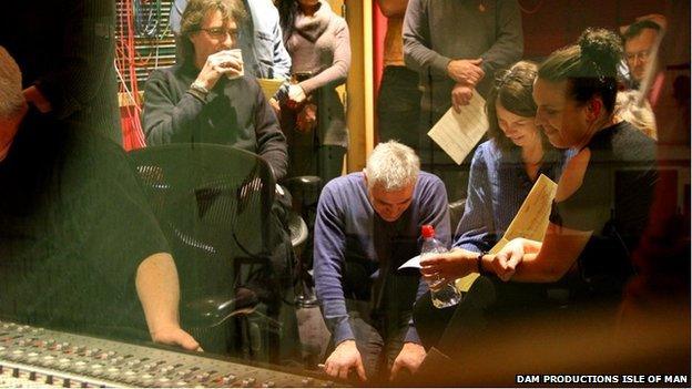 Katherine Crowe: Terminally ill singer bids for Christmas number one ...