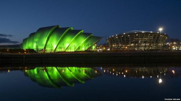 In pictures: Landmarks go green for St Patrick's Day - BBC News