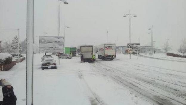 In pictures: Snow in Wales - BBC News