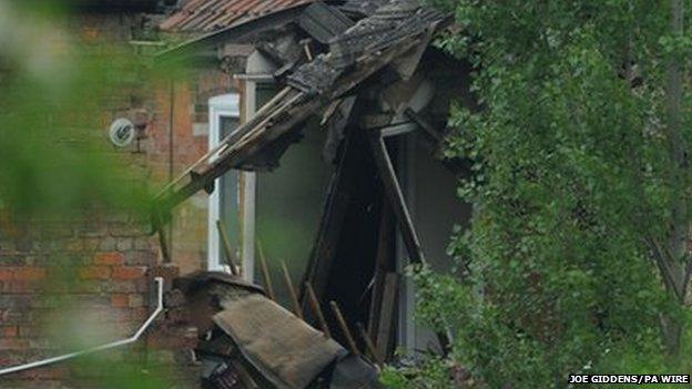 Newark house blast: DIY 'possible cause' of explosion - BBC News
