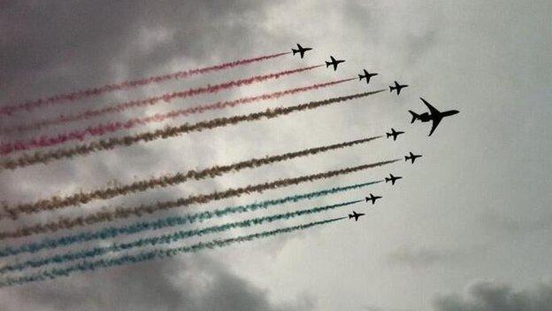 Red Arrows fly-past marks Armed Forces Day in Nottingham - BBC News
