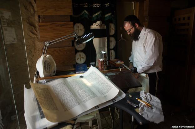 In pictures: Writing a Torah scroll - BBC News
