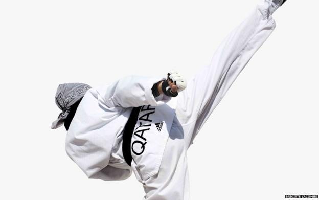 In pictures: Manchester exhibition shows Arab women in sport - BBC News