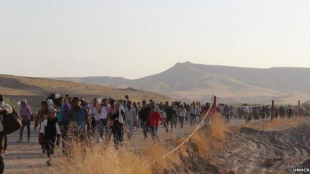 Syria refugees pour into Iraqi Kurdistan in thousands - BBC News