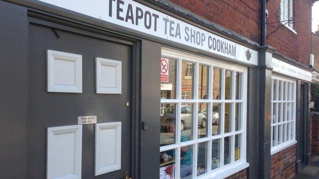 Cockroach 'harassment' at Cookham's Teapot cafe investigated - BBC News