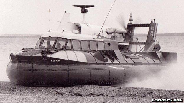 Hovercraft receives mechanical engineers award - BBC News