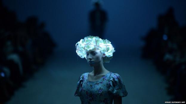 Day in pictures: 11 October 2013 - BBC News