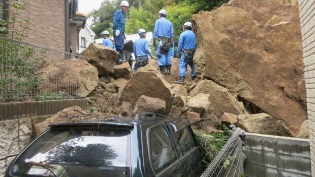 Japan typhoon: Rescuers search debris for missing - BBC News