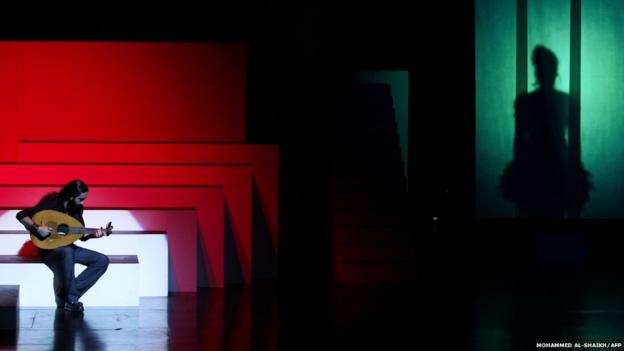 Day in pictures: 21 October 2013 - BBC News