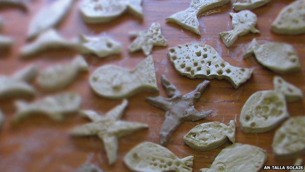 Fish shoal sculpture to be installed in Ullapool - BBC News