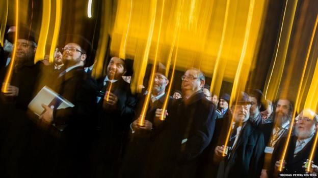 Day in pictures: 12 November 2013 - BBC News