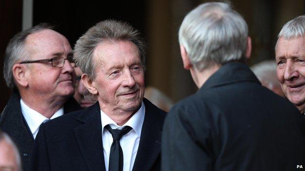 Man Utd stars' tribute to Busby Babe Bill Foulkes - BBC News