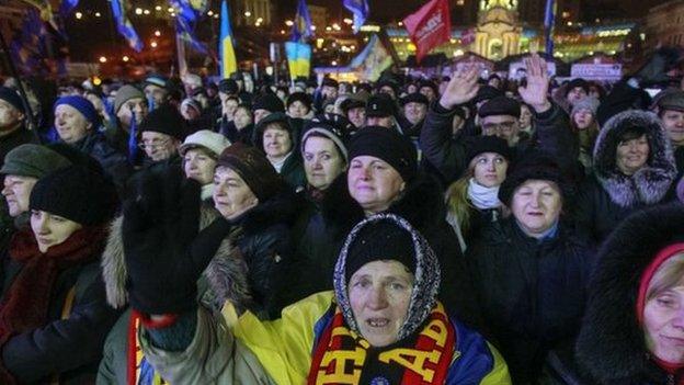 Ukraine crisis: Clashes after thousands defy protest ban - BBC News