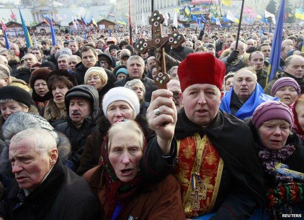 Ukraine crisis: Clashes after thousands defy protest ban - BBC News