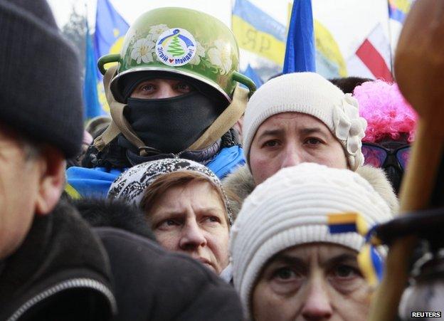 Ukraine crisis: Clashes after thousands defy protest ban - BBC News