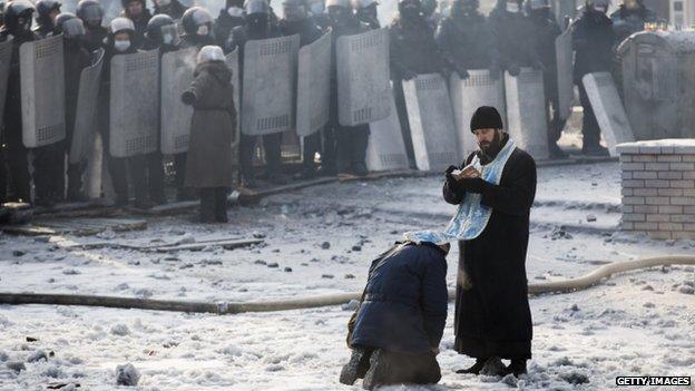 Ukraine crisis: Yanukovych offers jobs to opposition - BBC News