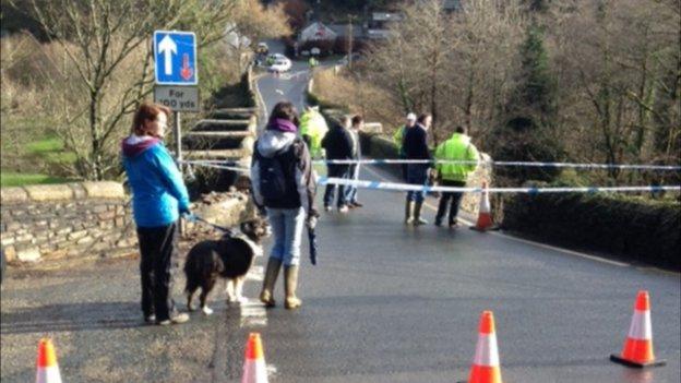 Man escapes from Gunnislake river plunge van - BBC News