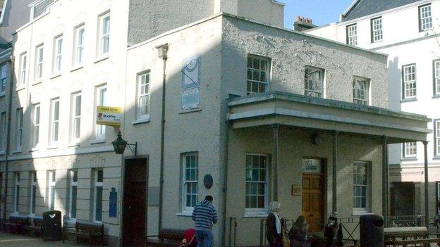 Jersey guard house kept in States hands after vote - BBC News