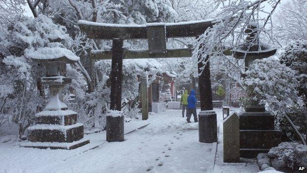 Japan snowfall disrupts air, rail and road transport - BBC News