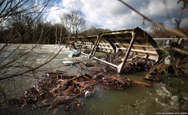 In pictures: Storms batter UK - BBC News